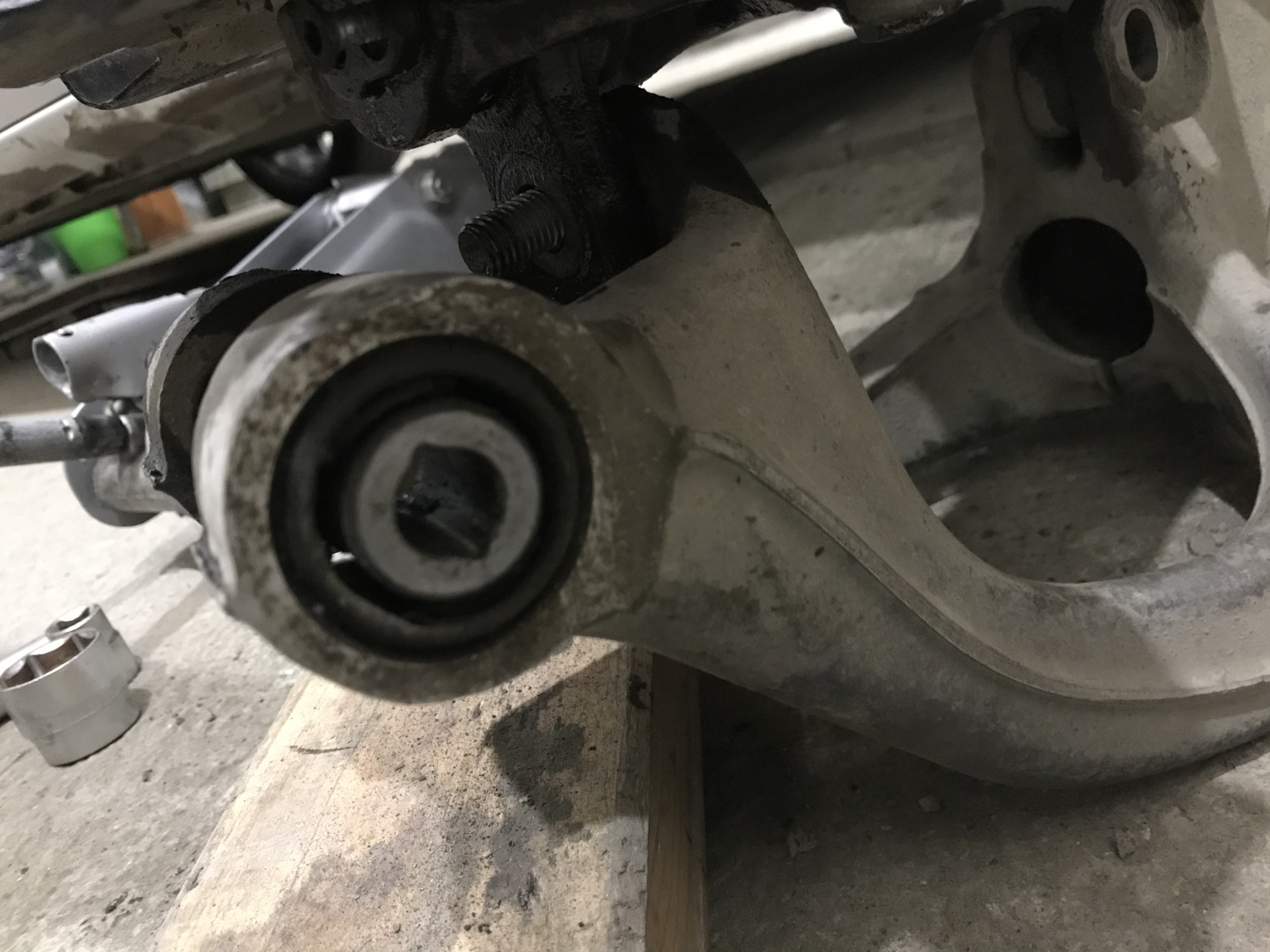 Замена сайлентблоков поворотного кулака и установка винтов. Часть 1 ...