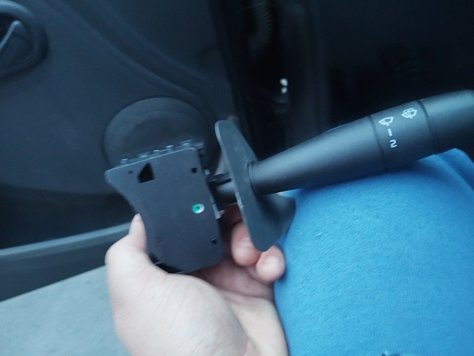 Замена подрулевого переключателя) — Renault Logan (1G), 1,4 л, 2011 ...