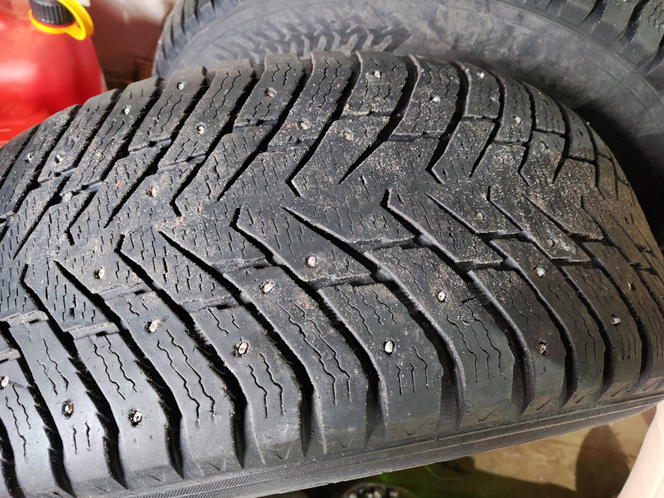 Шины зимние шипованные Nokian 265/60 R18 на Land Rover Discovery II ...