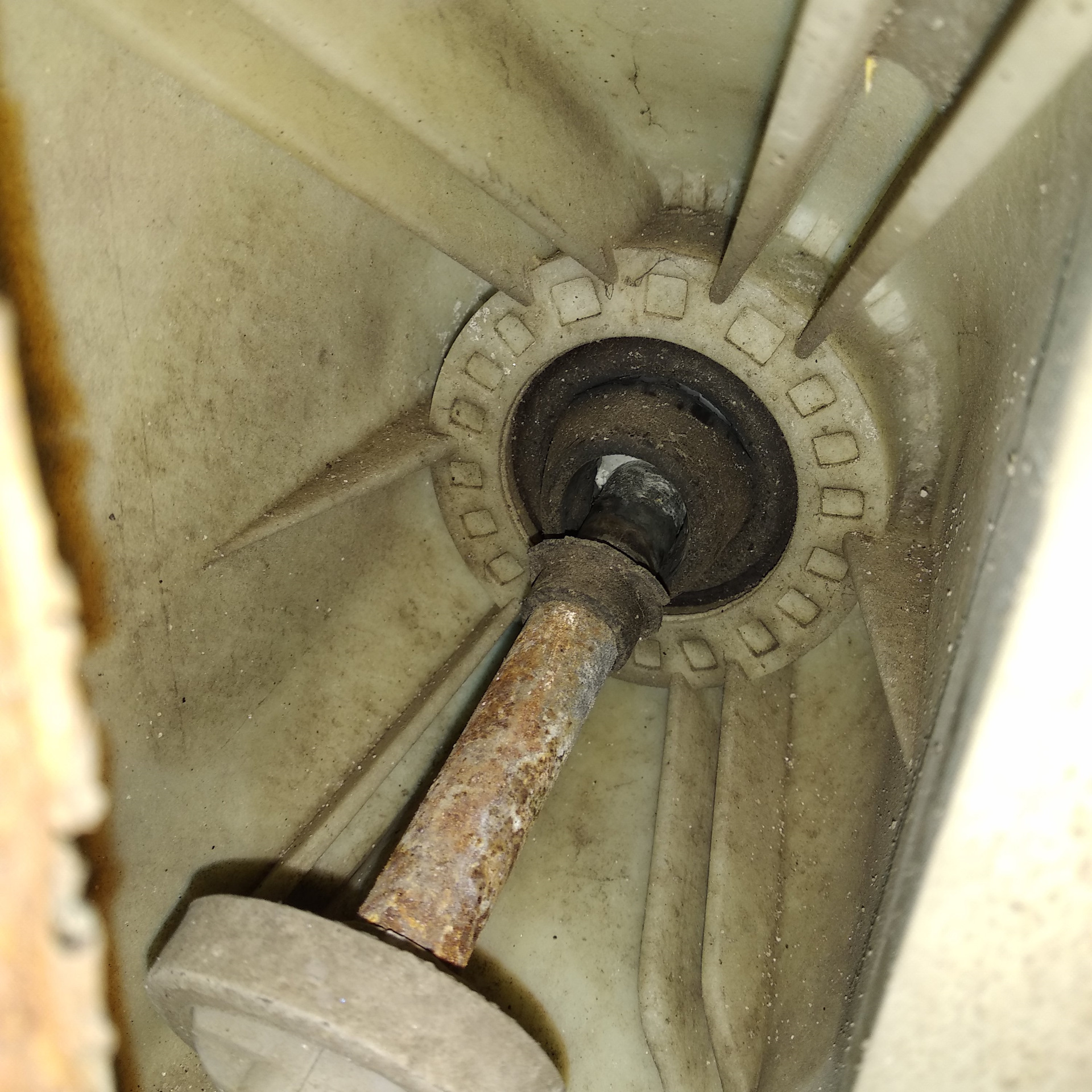 Вертикальный люфт кулисы КПП — Renault Logan (1G), 1,6 л, 2010 года ...