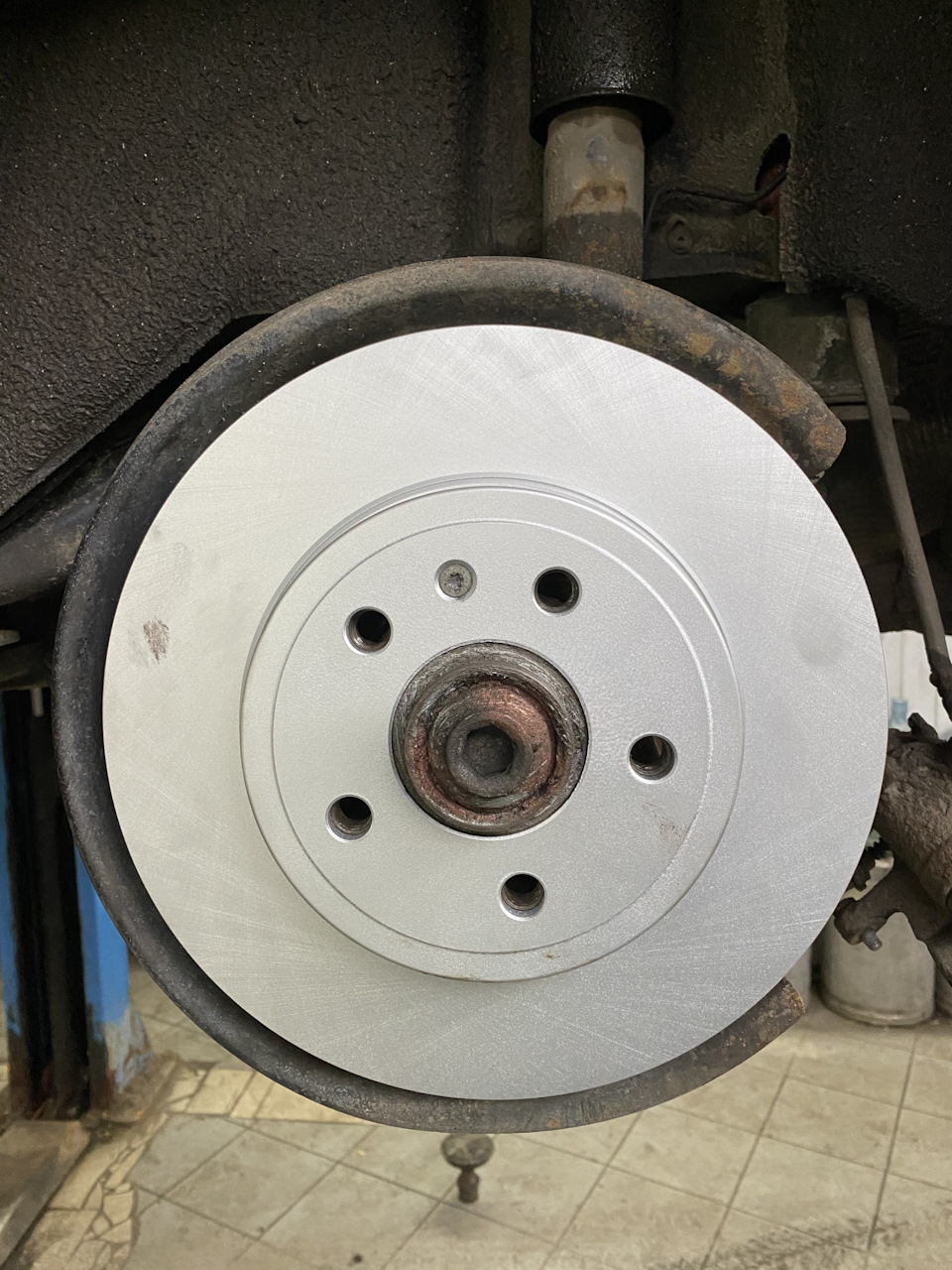 #18 Замена задних тормозилок и колодок — Audi A4 (B7), 2 л, 2007 года ...