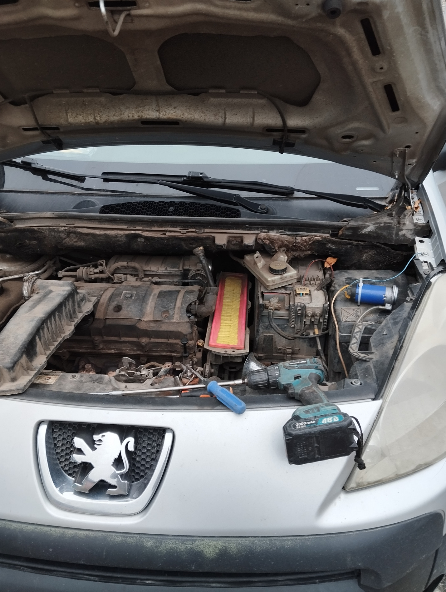 Замена воздушного фильтра — Peugeot Partner Tepee, 1,6 л, 2011 года ...