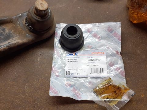 MR455070 ПЫЛЬНИК ОПОРЫ ШАРОВОЙ НИЖНЕГО РЫЧАГА 20X40X32. Mitsubishi ...