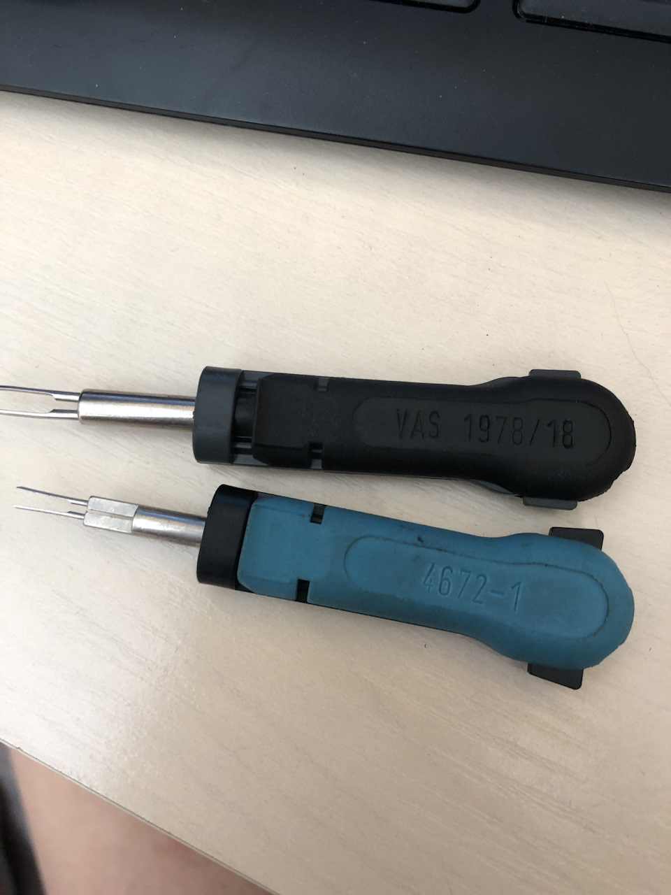 VAS197818 Инструмент разблокирования, плоский штекер и круглый штекер ...