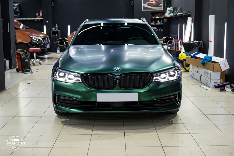 Оклейка BMW 5 (G31) плёнкой TeckWrap Pine Green | Защита матовым ...
