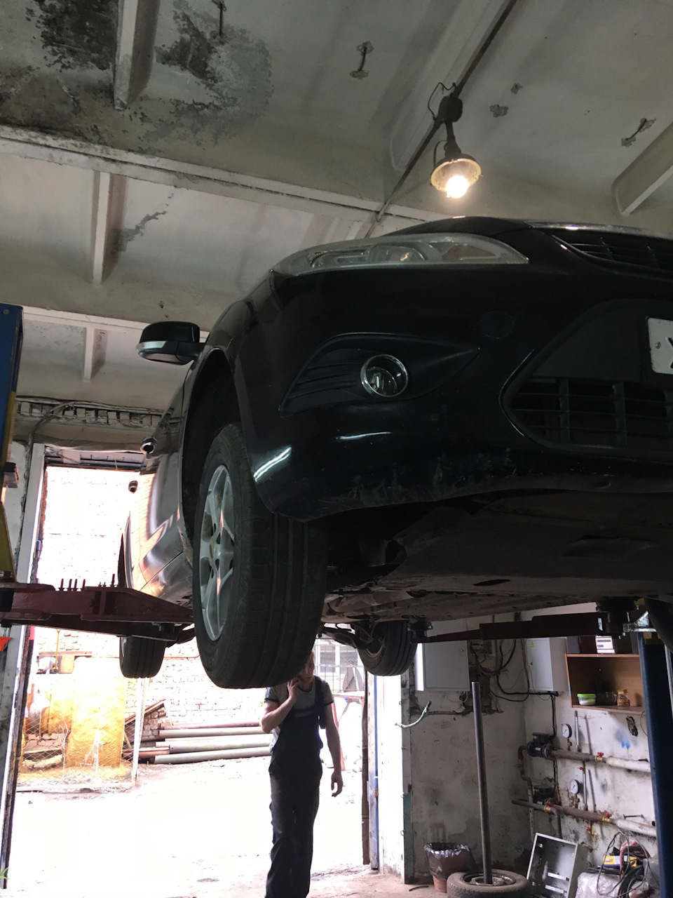 Замена втулок стабилизатора — Ford Focus Sedan II, 1,8 л, 2008 года ...