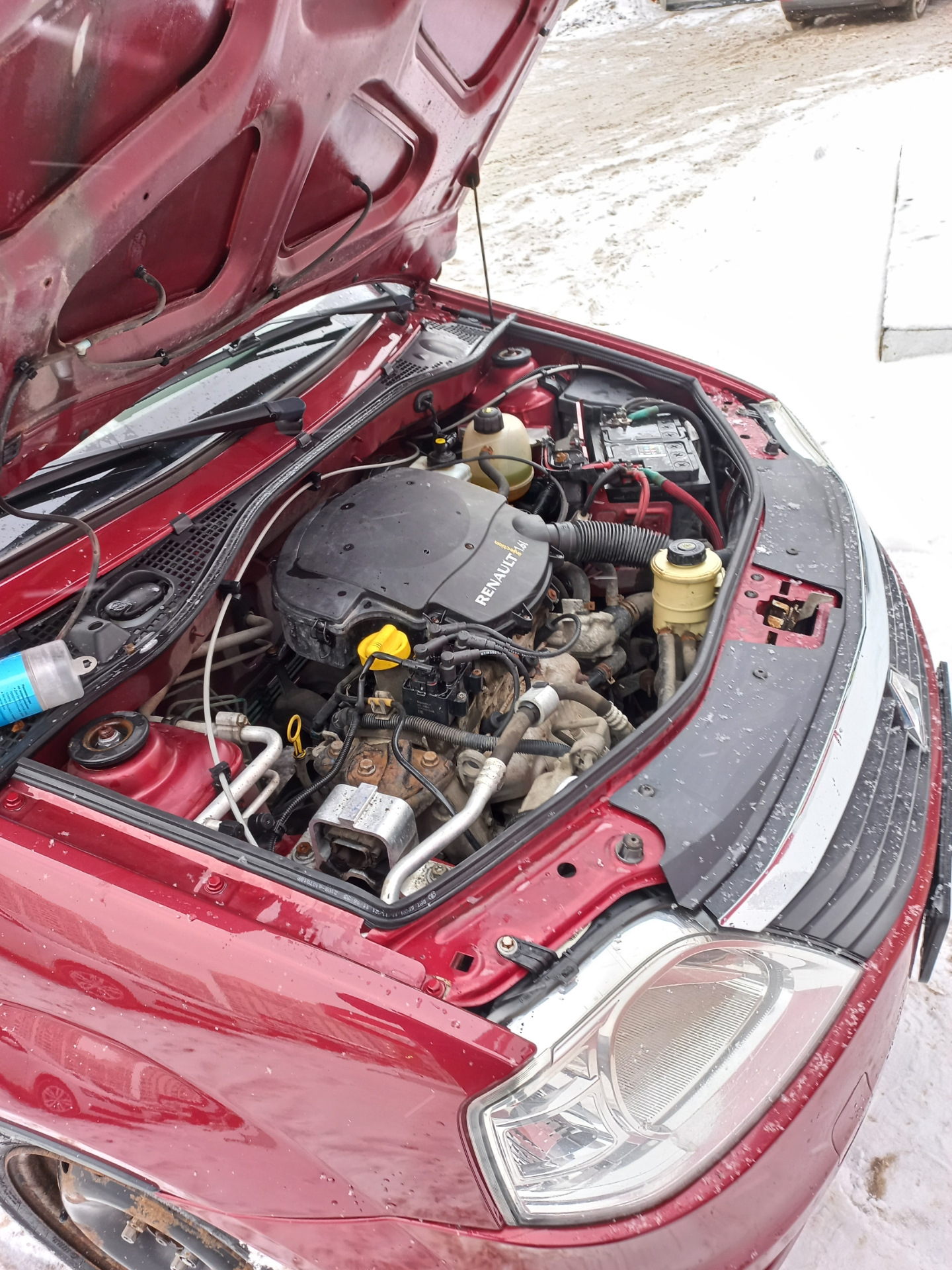 Уплотнитель под капот — Renault Logan (1G), 1,6 л, 2010 года ...