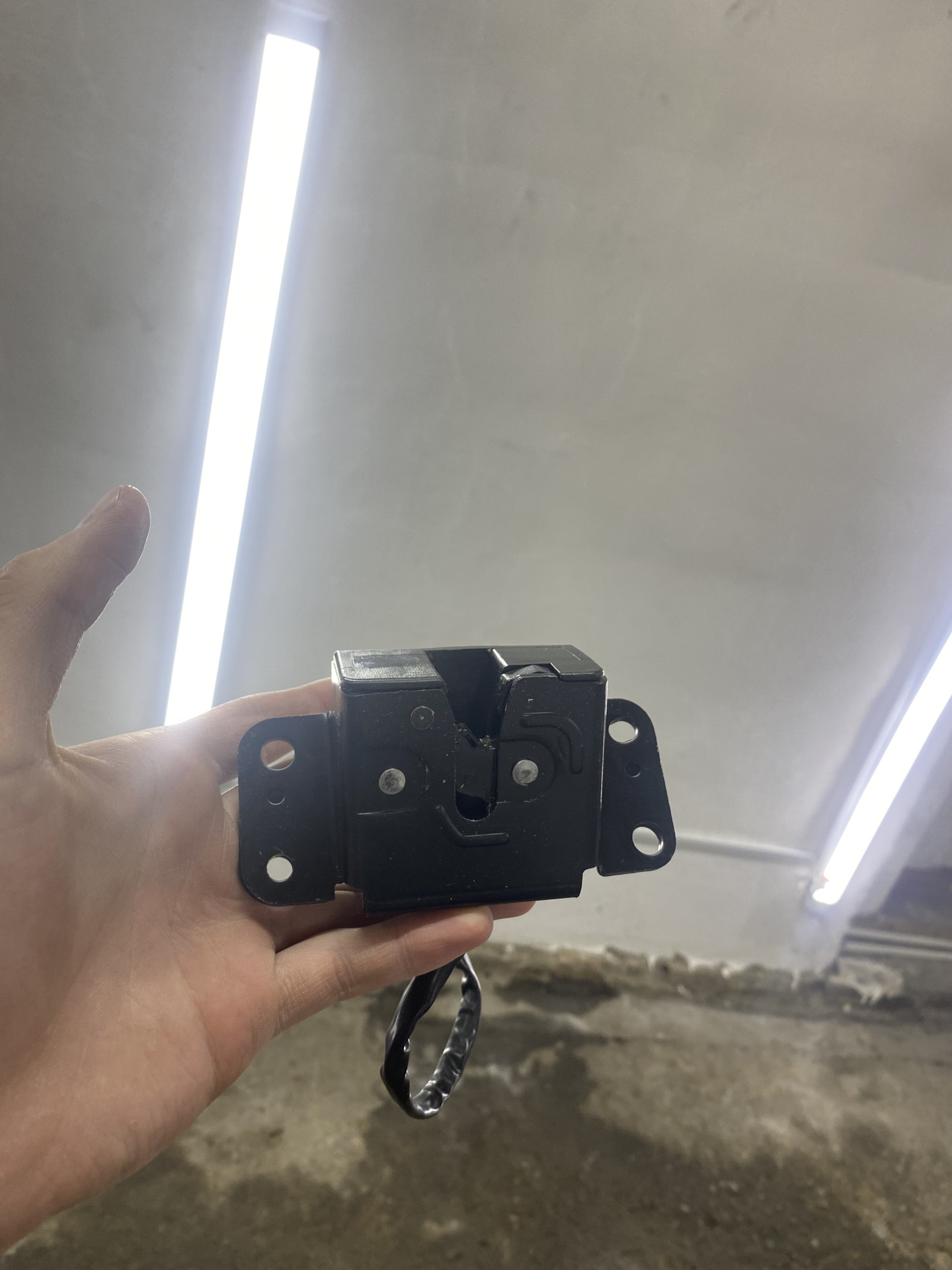 Замок багажника — Toyota Harrier (1G), 2,2 л, 2000 года | поломка | DRIVE2