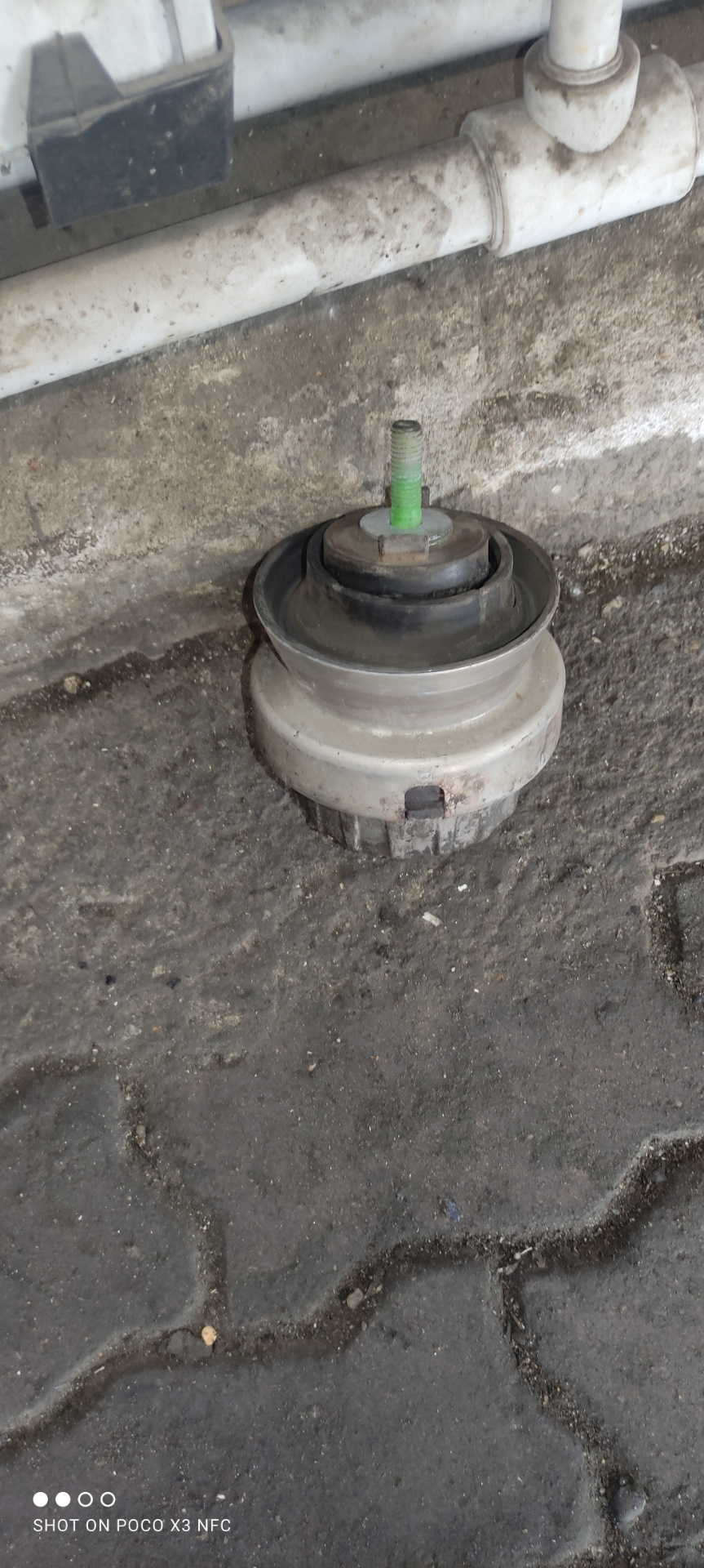 Замена передних опор двигателя — Audi A6 (C6), 3 л, 2005 года | своими ...