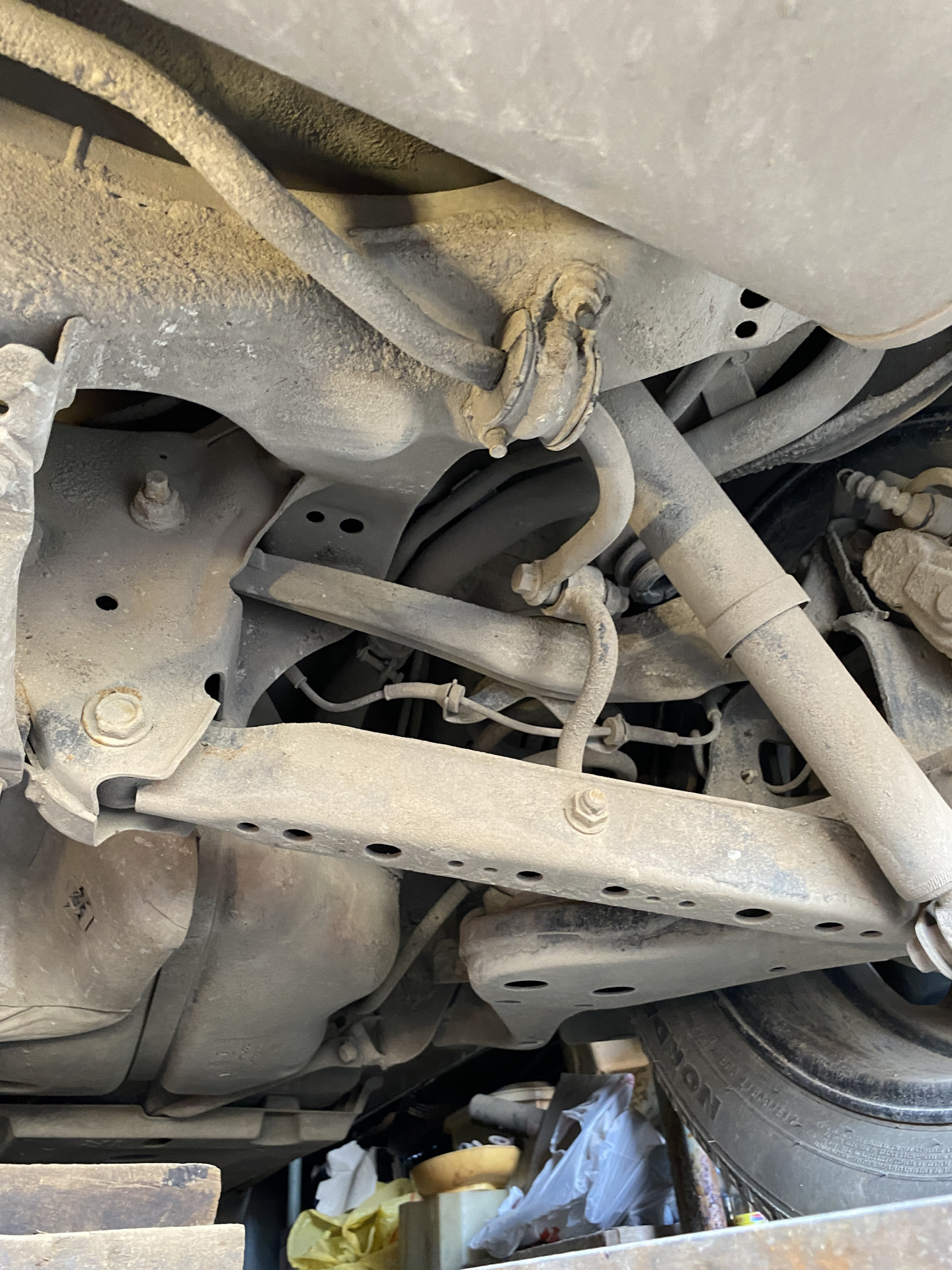 Замена втулок заднего стабилизатора — Nissan Qashqai (2G), 2 л, 2014 ...