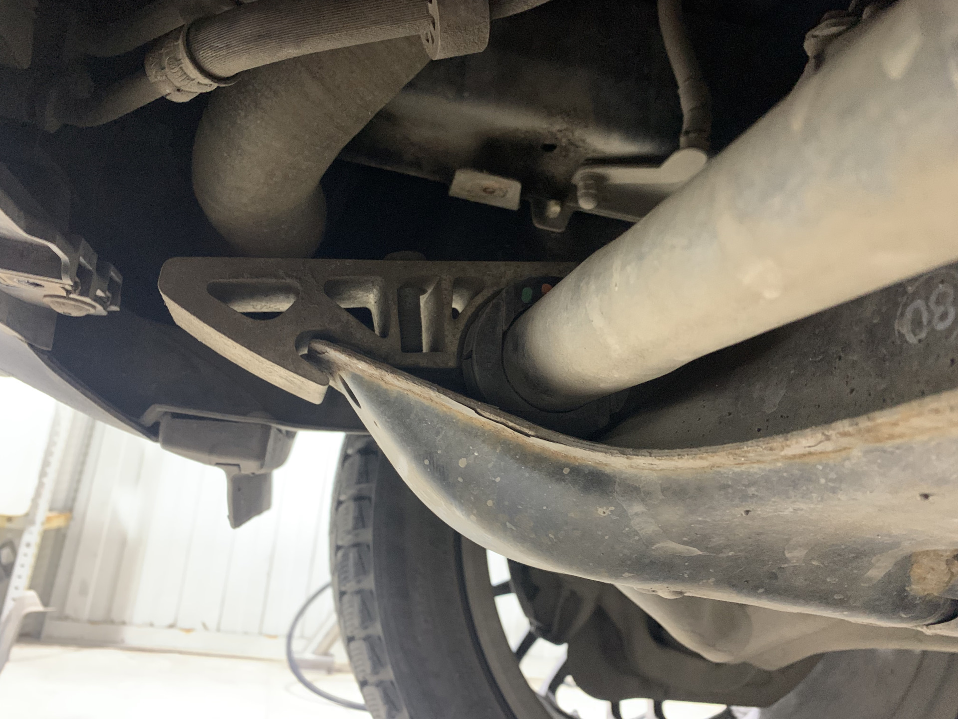 Замена втулок стабилизатора Porsche Cayenne — Porsche Cayenne (2G) 958 ...