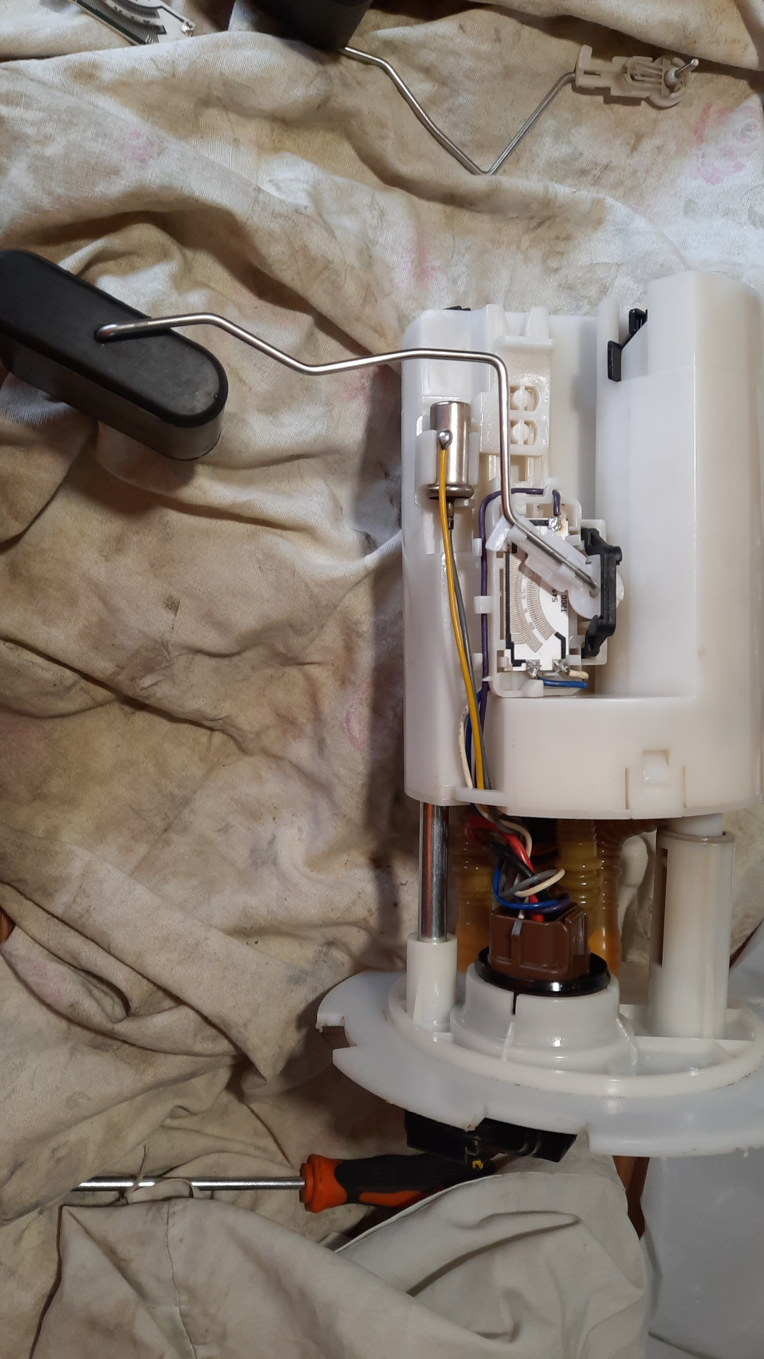 Ремонт датчика уровня топлива. — Chevrolet Aveo Sedan (1G), 1,2 л, 2010 ...