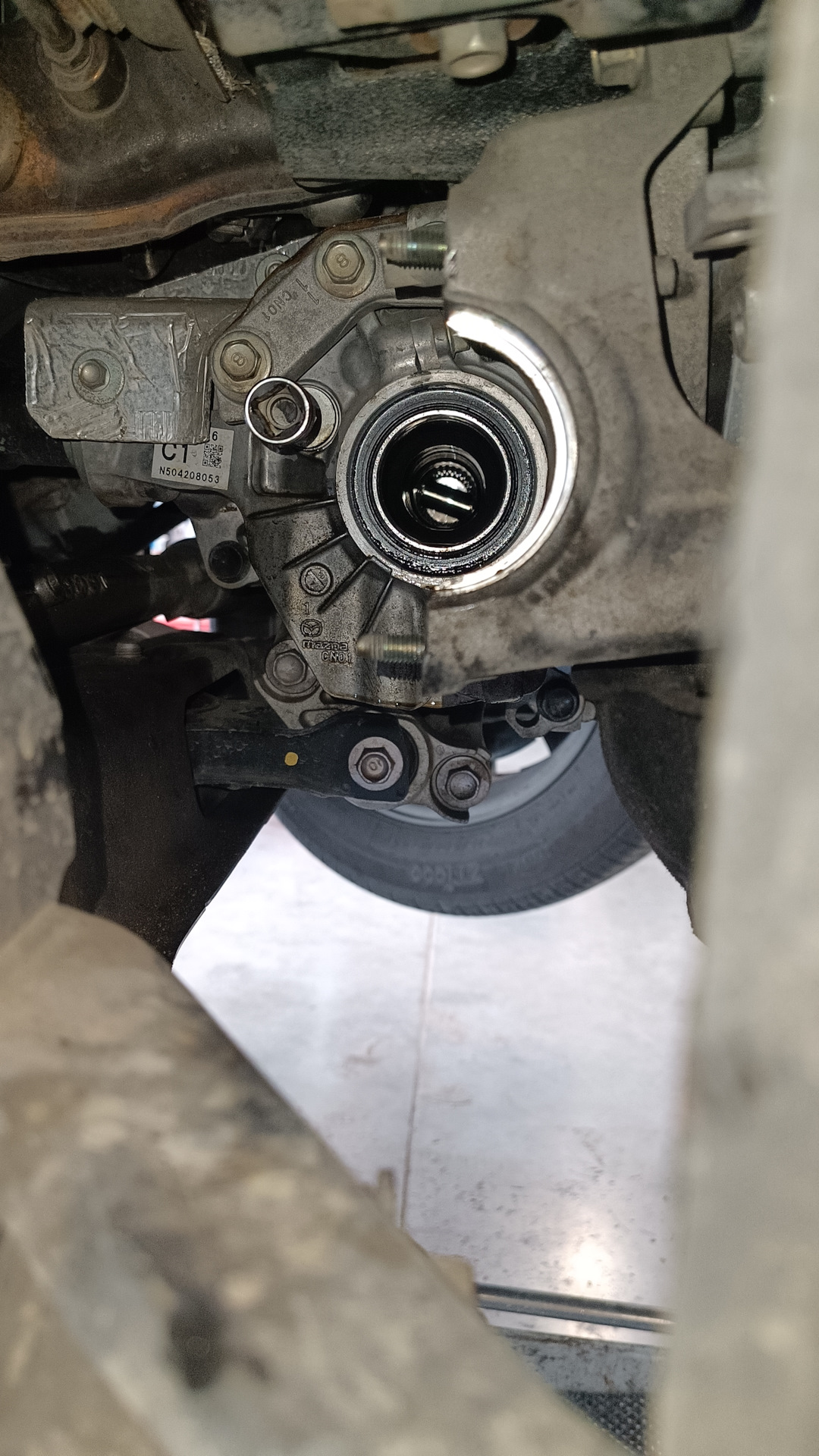 Течь сальника правого приводного вала. — Mazda CX-3, 1,5 л, 2015 года ...