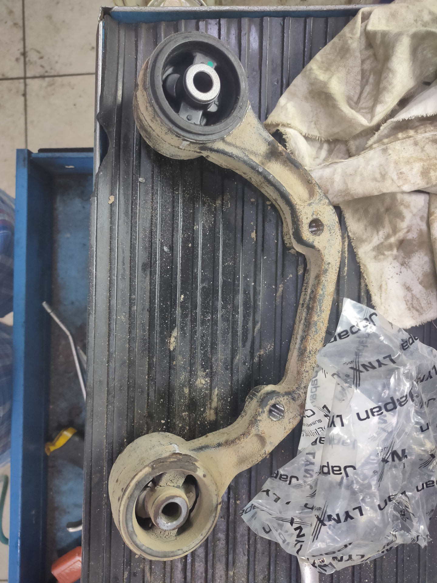 Сайлентблок задней подвески, кронштейна, крепление редуктора — Nissan X ...