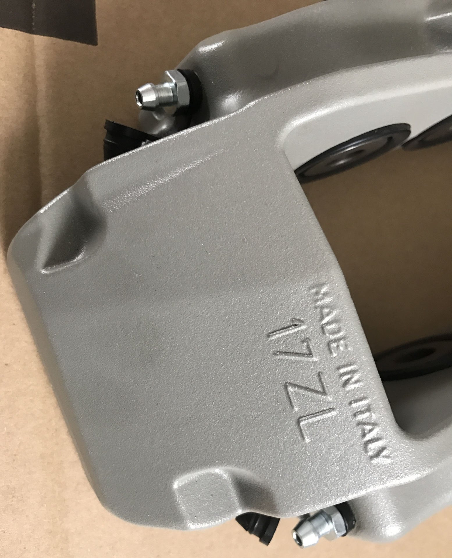 Передние суппорта BREMBO 6-ти поршневые под диск 330х32 мм — DRIVE2