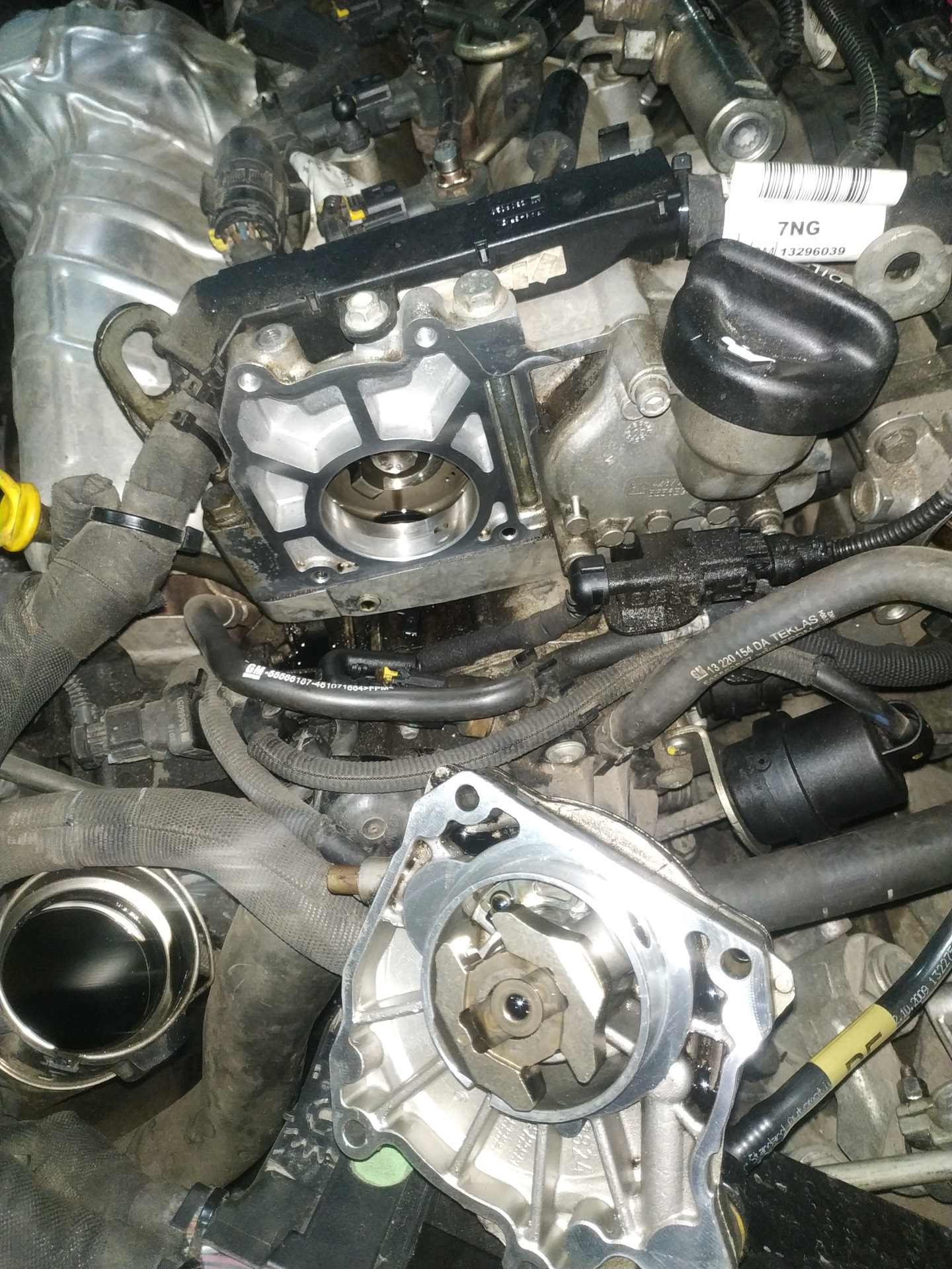 Замена прокладки вакуумного насоса, мойка двигателя — Opel Insignia (1G ...