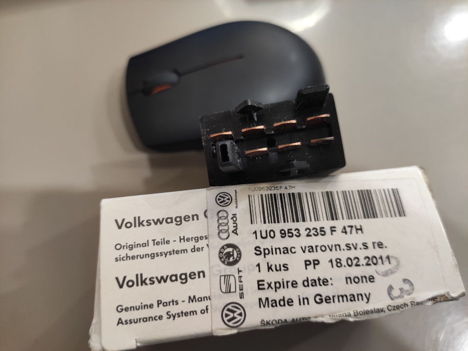 Кнопка включения аварийной сигнализации на Skoda Octavia Combi A5 Mk2 ...