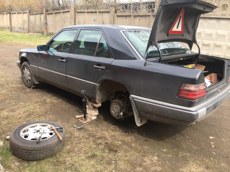 Новые задние тормоза, масло в моторе и кран радиатора — Mercedes-Benz E ...