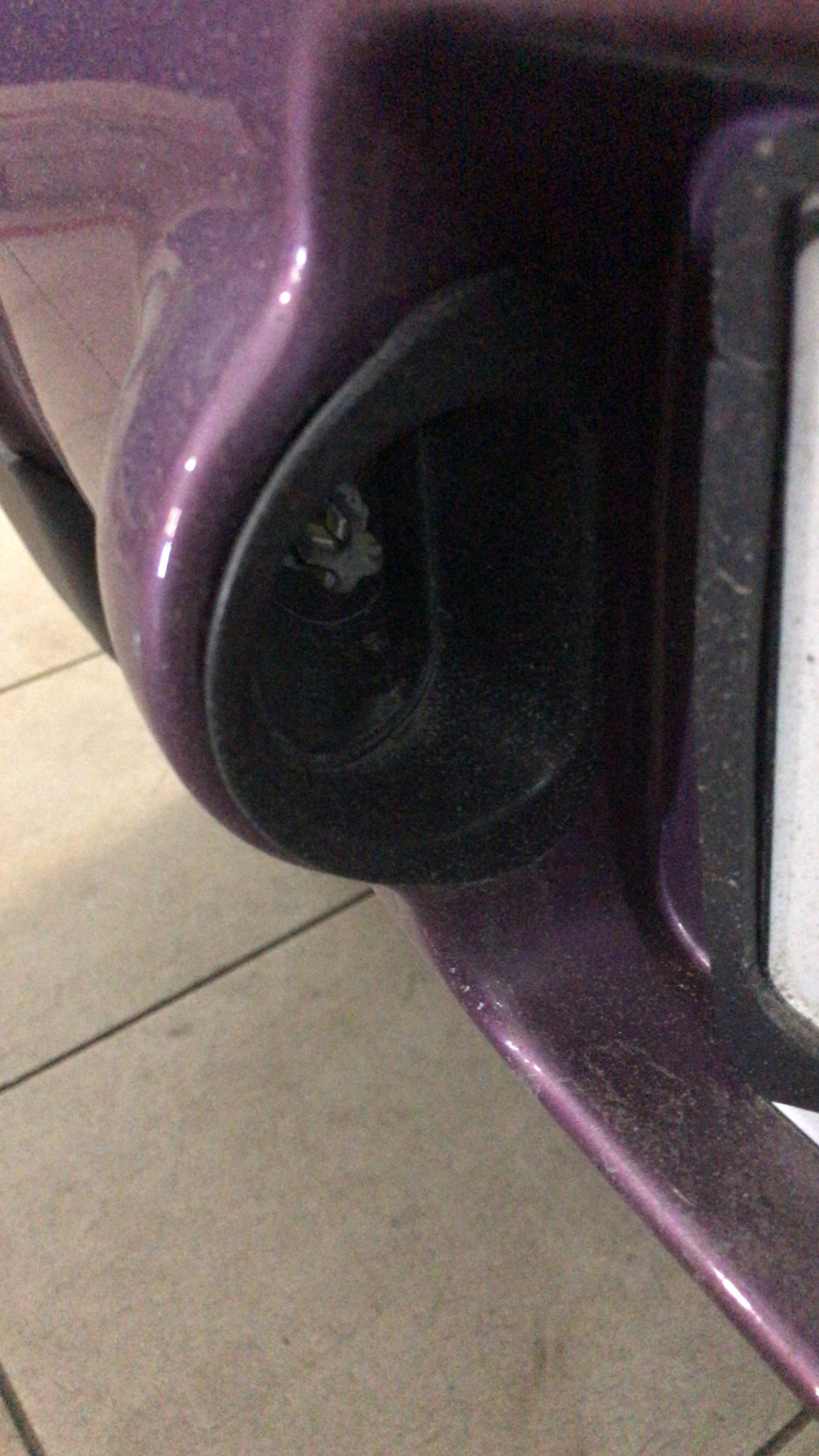 Замена плафона освещения номерного знака — Peugeot 107, 1 л, 2012 года ...