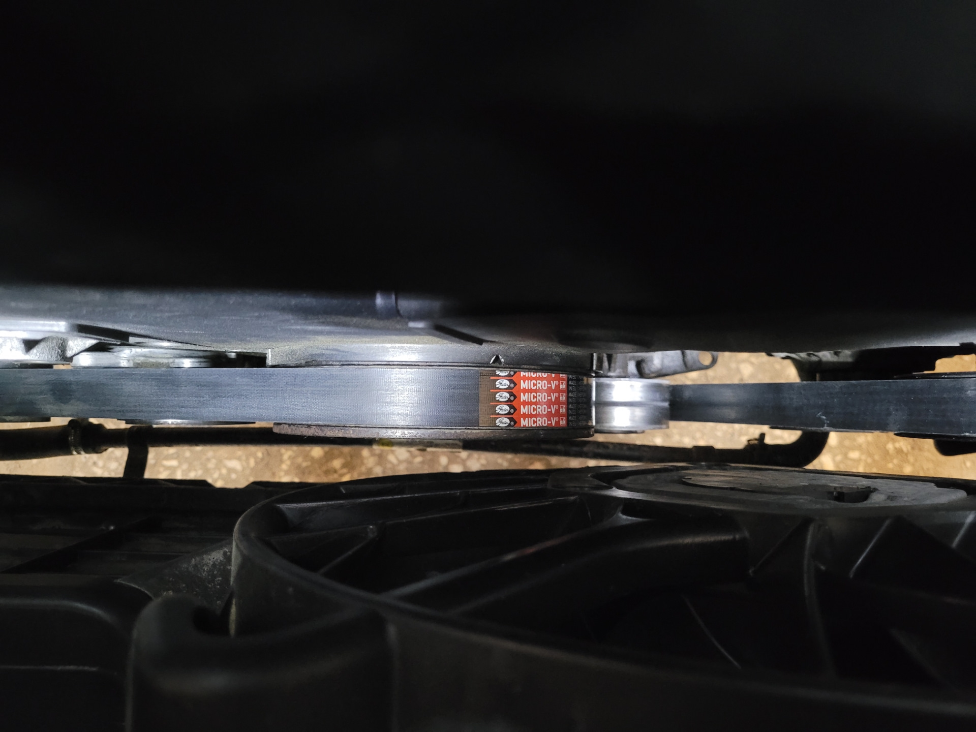 Ремень навесного, жидкость ГУРа, буфер бачка ГУРа — Audi A8 (D3), 4,2 л ...