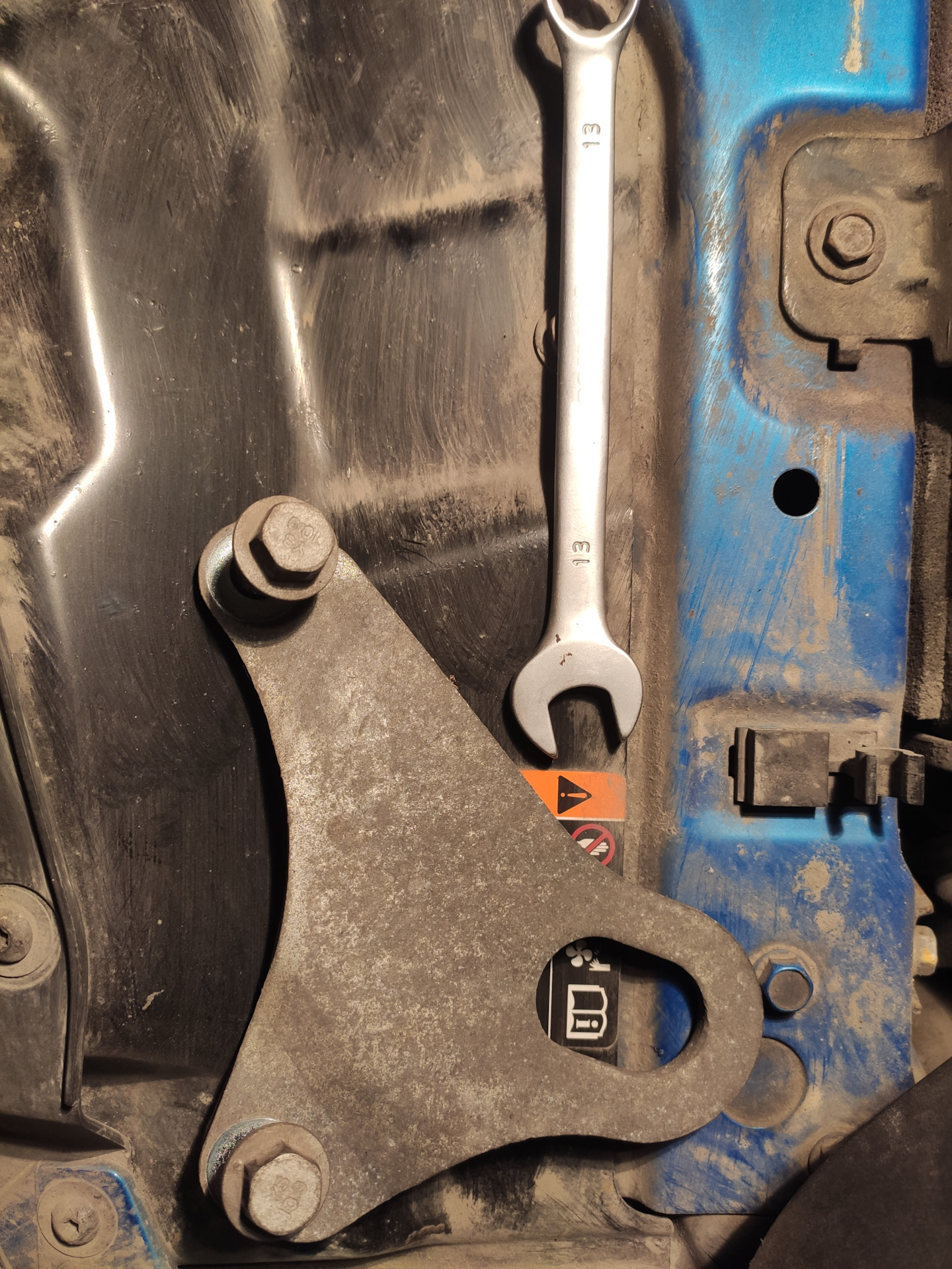 39. Натяжитель и приводной ремень — Chevrolet TrailBlazer (2G), 2,8 л ...