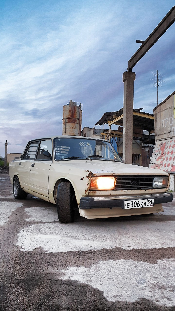 На днях выкатил жигуар на прогулку. Жалко было на зимних, пришлось собрать лето. — Lada 2105, 4 ...