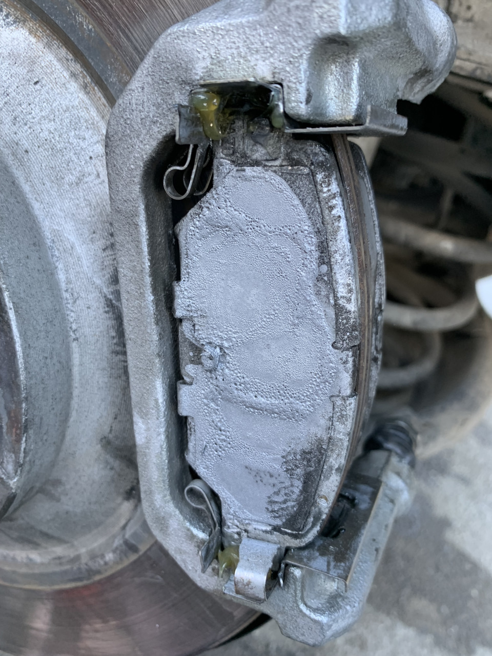 Задние тормозные колодки — Mazda CX-5 (2G), 2 л, 2018 года | своими ...