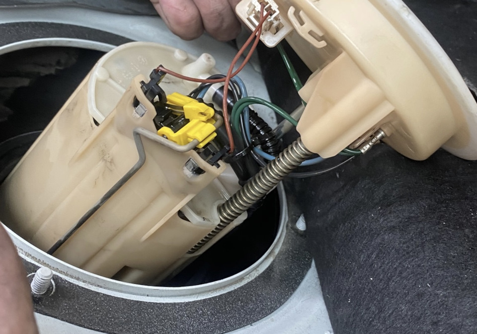 Замена топливного фильтра — BMW 6 series (E63), 3 л, 2005 года | просто ...