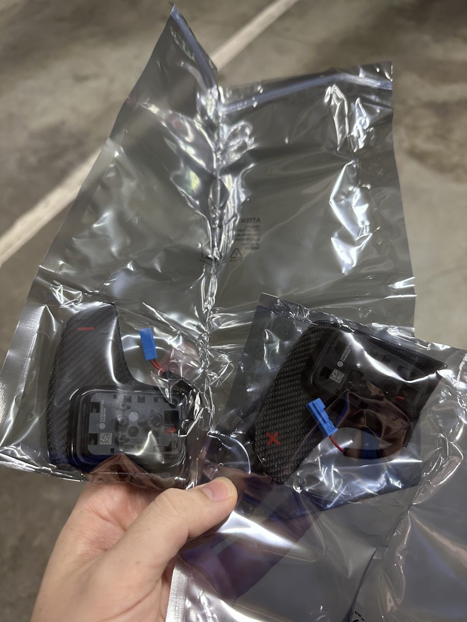 Карбонизация салона. Часть 1. Накладка на руль и лепестки — BMW 3 ...