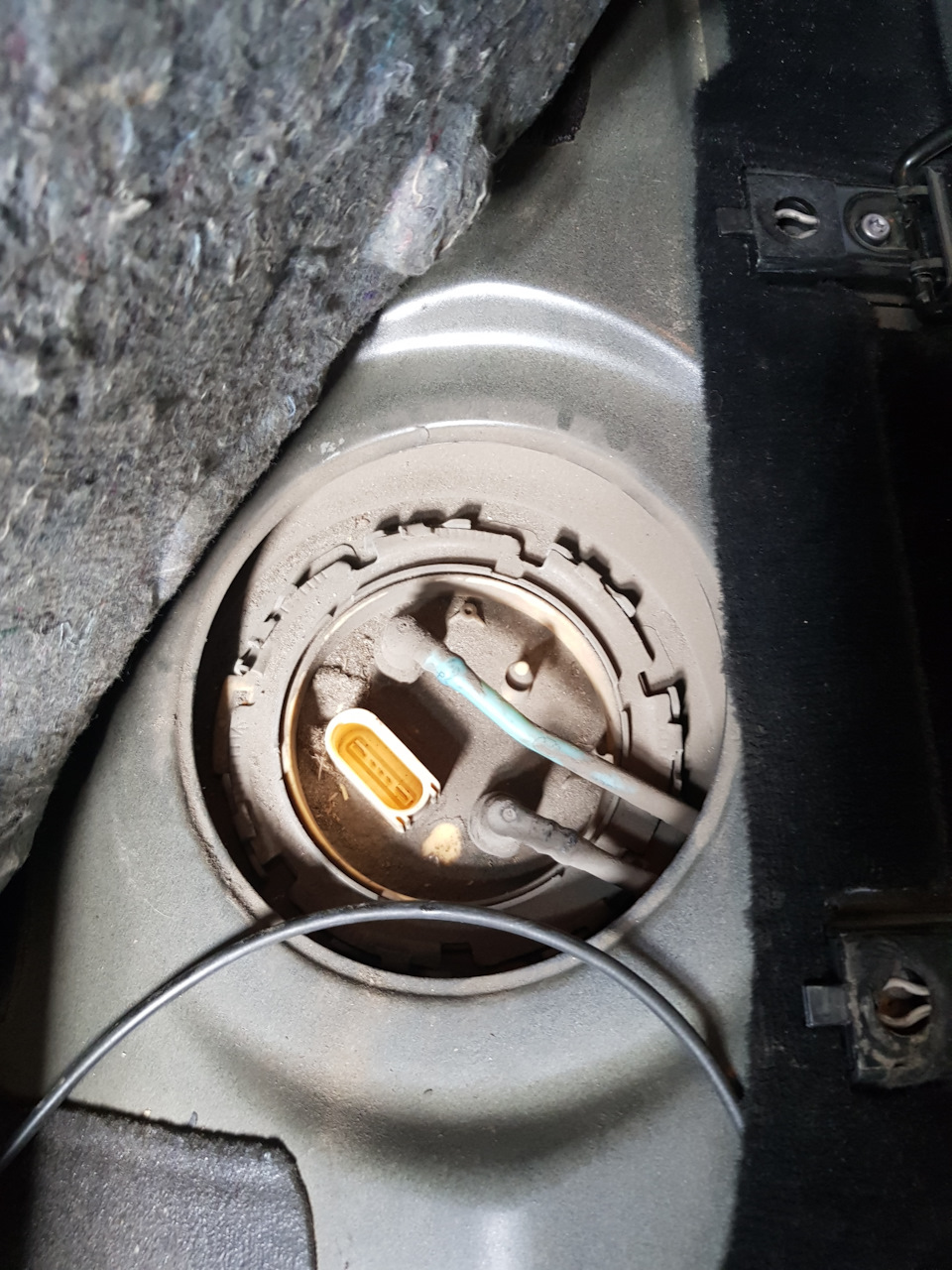 Замена топливный модуль в баке — Volkswagen Passat Variant (B7), 2 л ...