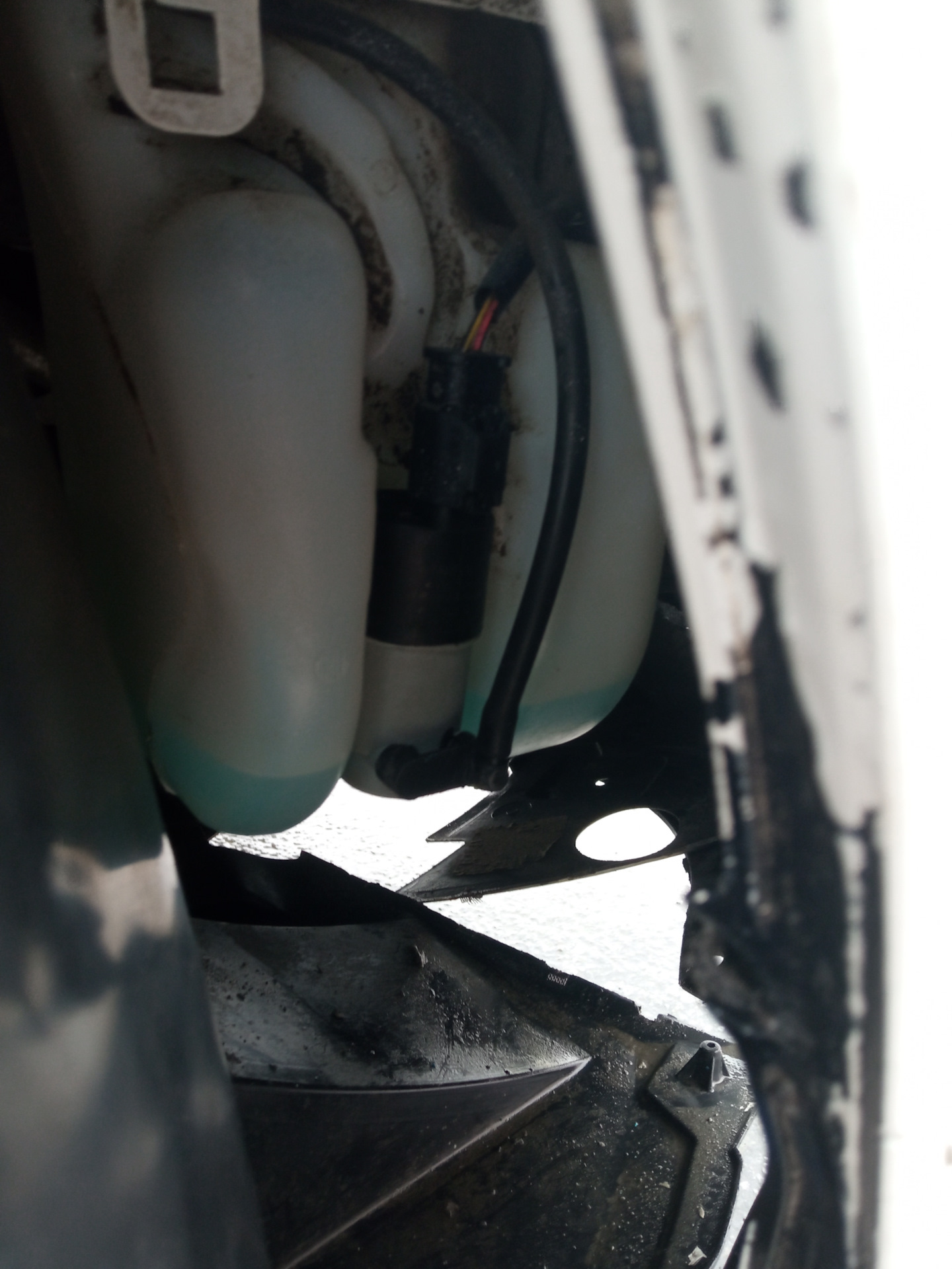 Замена насоса бачка омывателя — Peugeot 301 (2012), 1,6 л, 2013 года ...