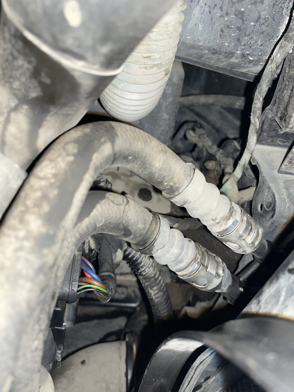 Течь трубки радиатора АКПП — Volkswagen Tiguan (1G), 2 л, 2011 года ...