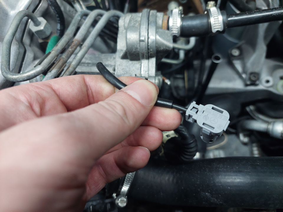 Замена свечей накала и колпачков свечей накала — Audi A6 Avant (C4), 2 ...