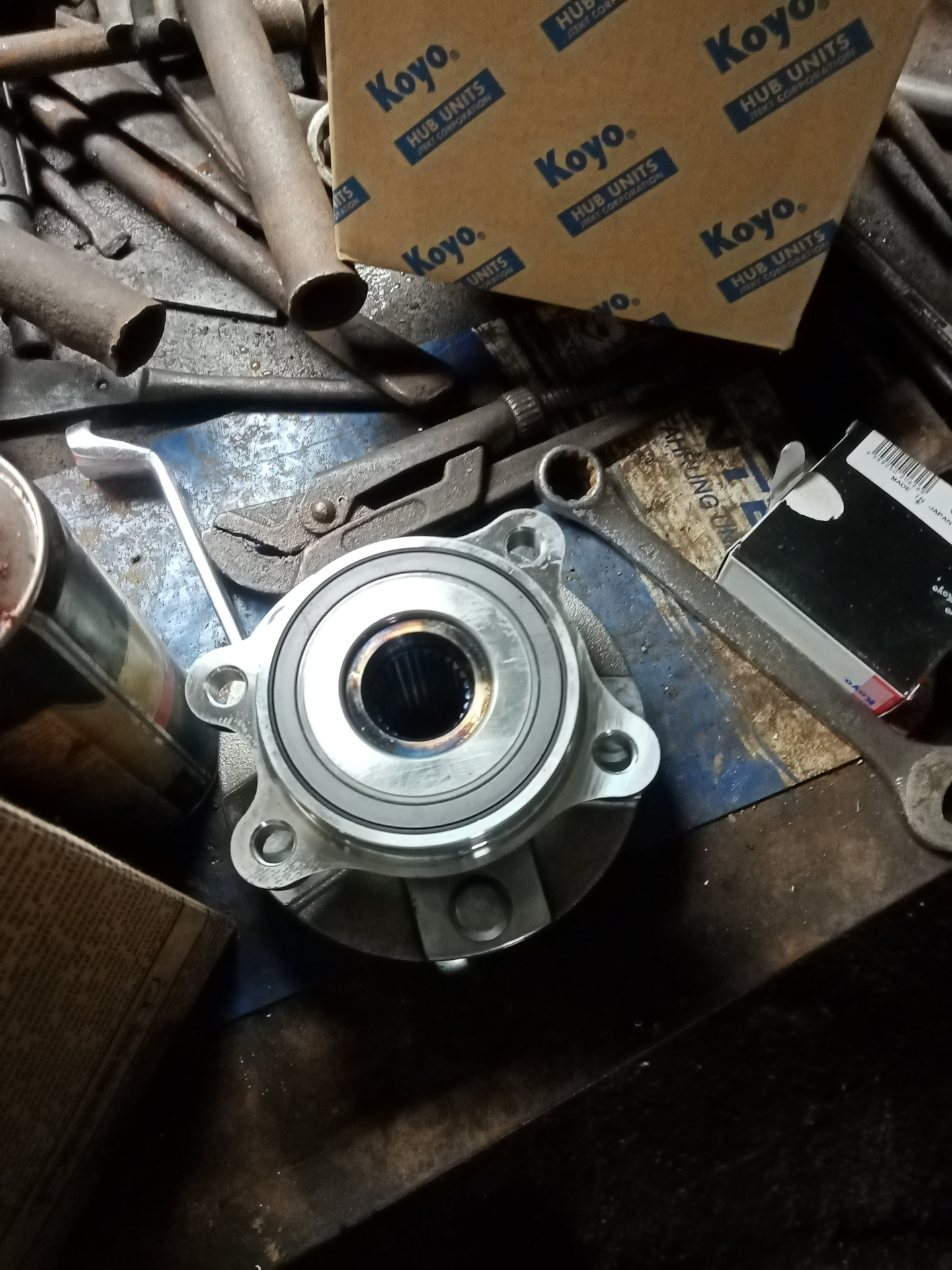 Замена правой ступицы и внешнего ШРУСа — Toyota RAV4 (III), 2 л, 2011 ...