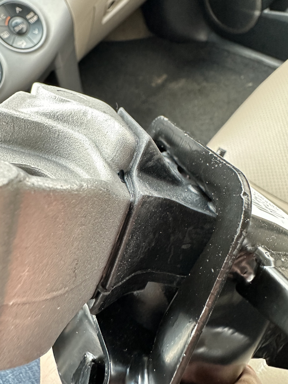 Правая подушка двигателя, топливная горловина — Toyota RAV4 (III), 2 л ...