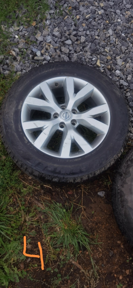 Шины зимние шипованные Bridgestone 235/65 R18, литые диски Nissan 7 ...