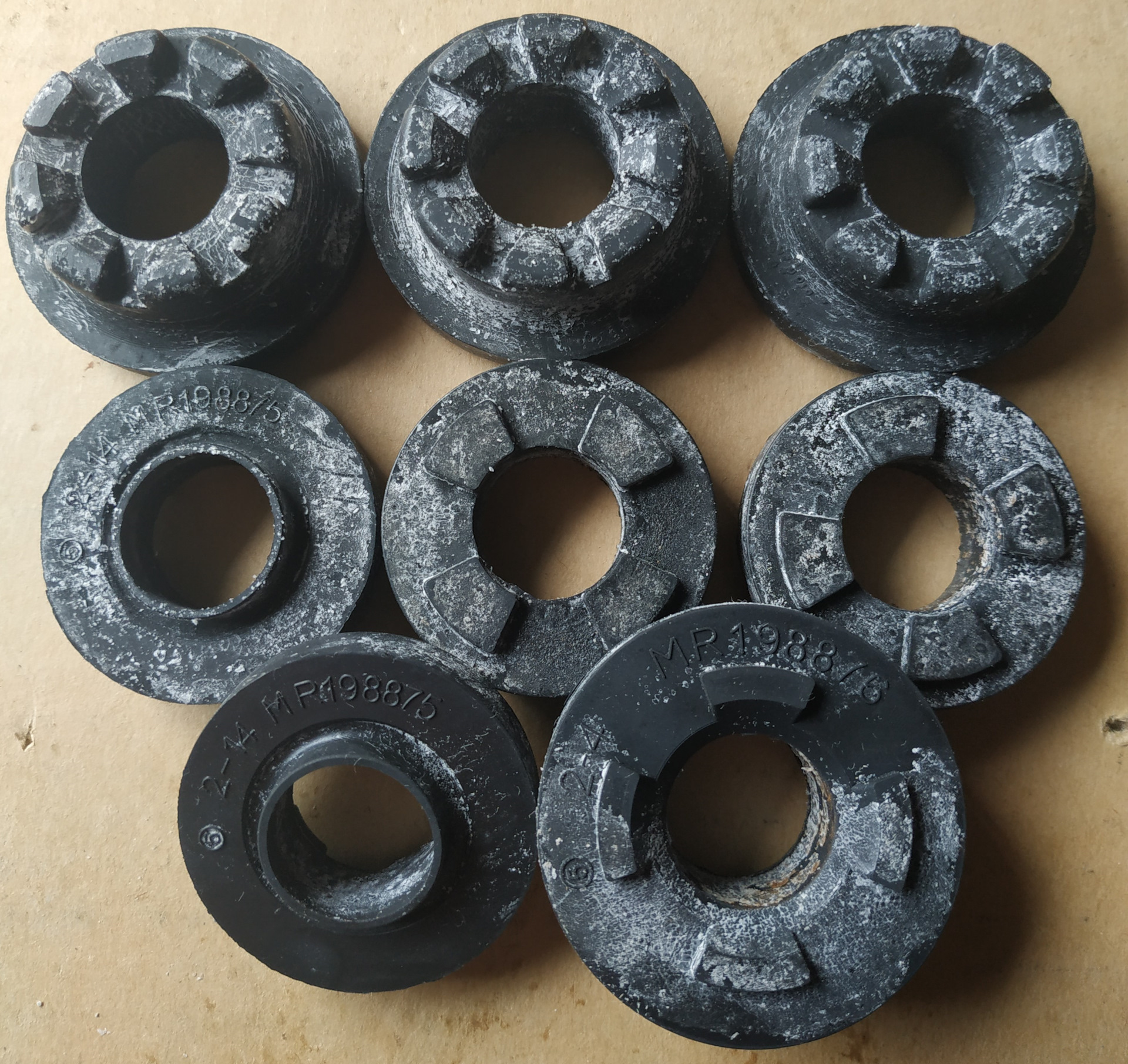 Лыжа и нижние подушки двигателя — Mitsubishi Space Star (1998), 1,6 л ...