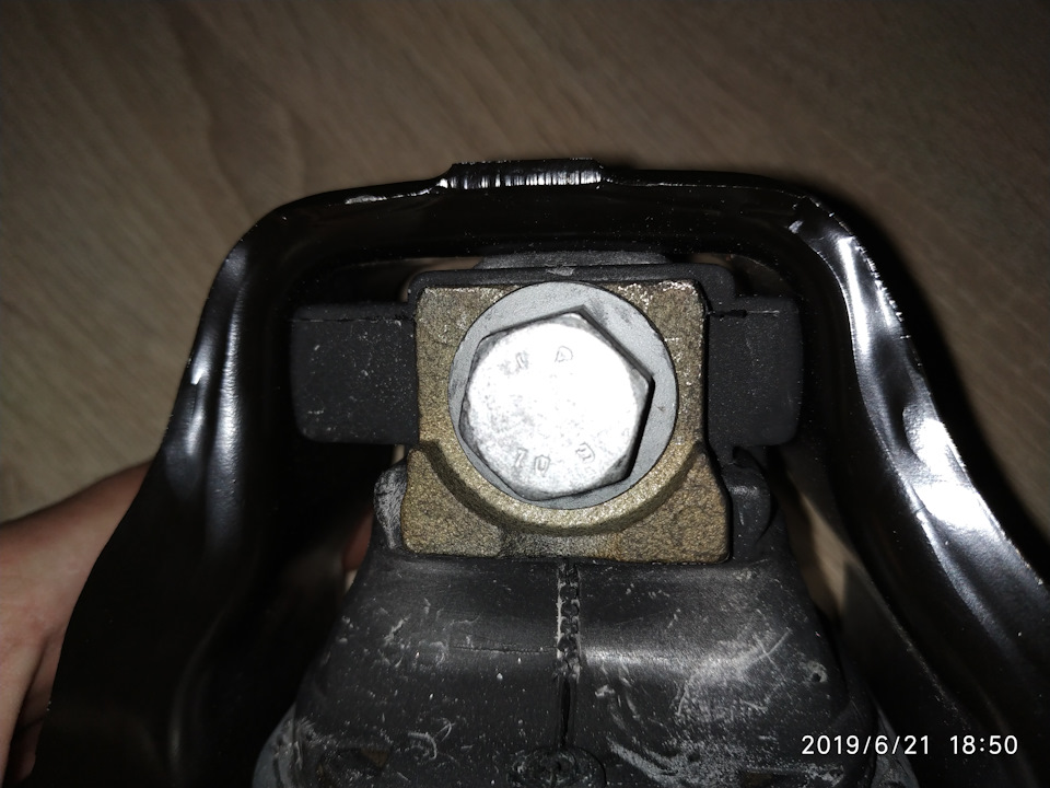 Замена правой и нижней опоры двигателя — Renault Logan (1G), 1,6 л ...