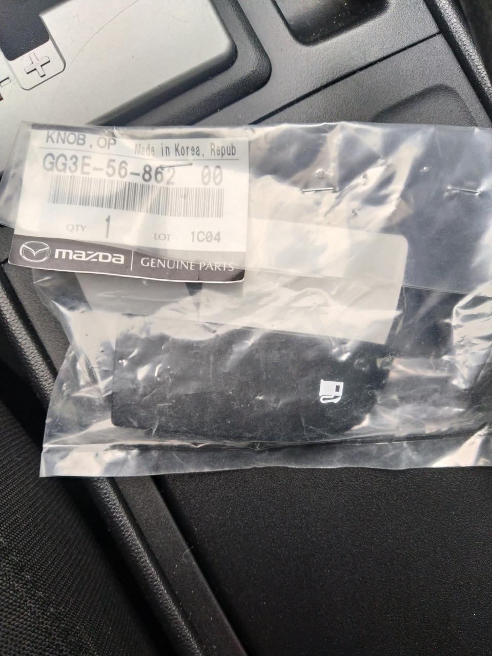 Заглушки двигателя и ручка открывания лючка — Mazda Xedos 6, 2 л, 1993 ...