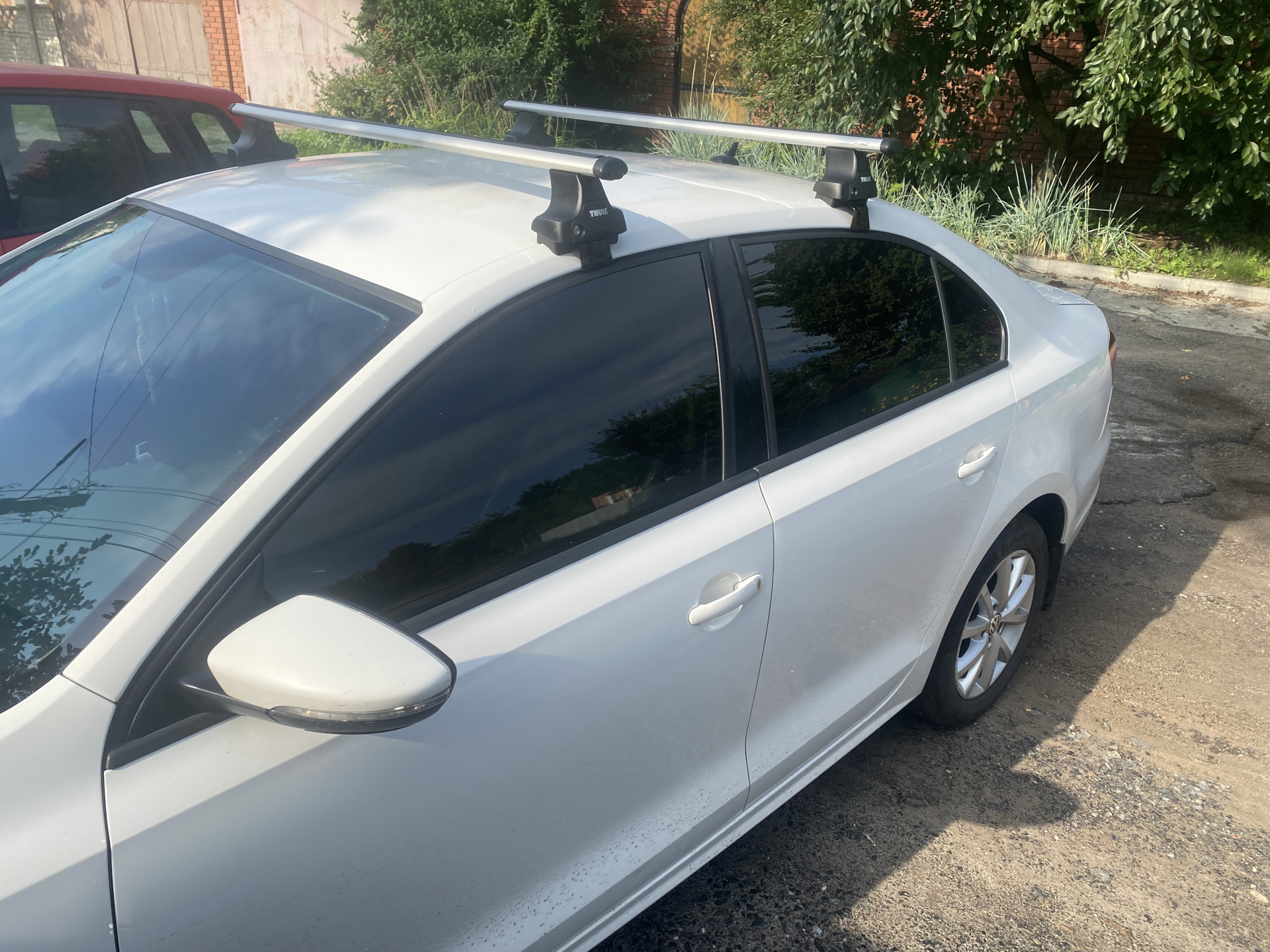 Поперечины Thule и корзина на крышу VW JETTA — Volkswagen Jetta VI, 1,4 ...