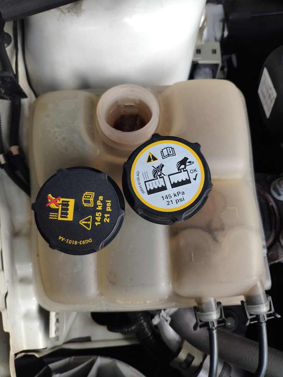 Крышка расширительного бачка — Ford Focus Wagon III, 1,6 л, 2012 года ...