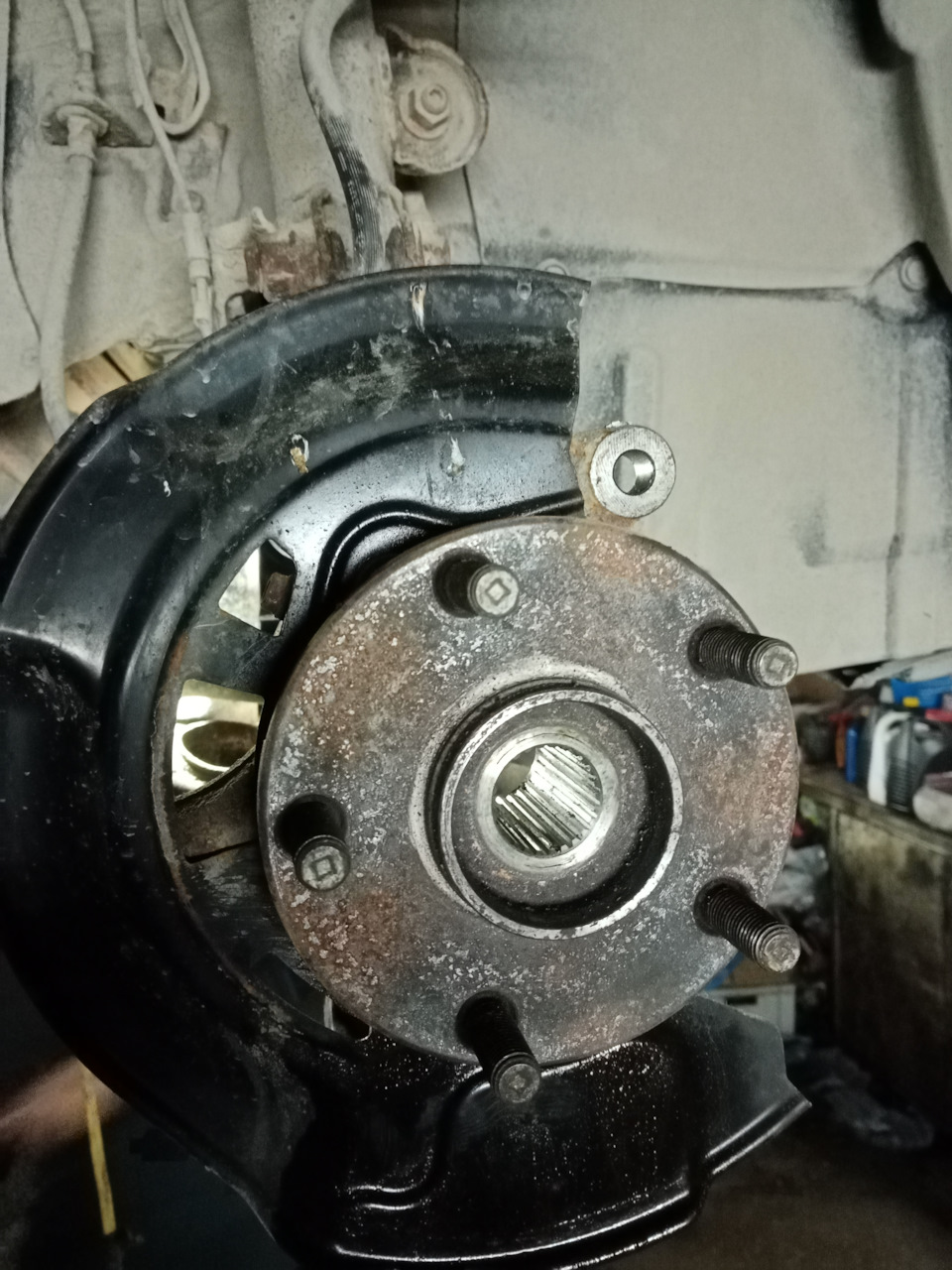 Замена правой ступицы и внешнего ШРУСа — Toyota RAV4 (III), 2 л, 2011 ...