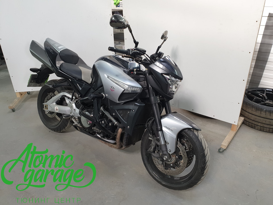 Мотоцикл Suzuki B-King, светодиодная линза Optima Bi-Led, модульные ДХО ...