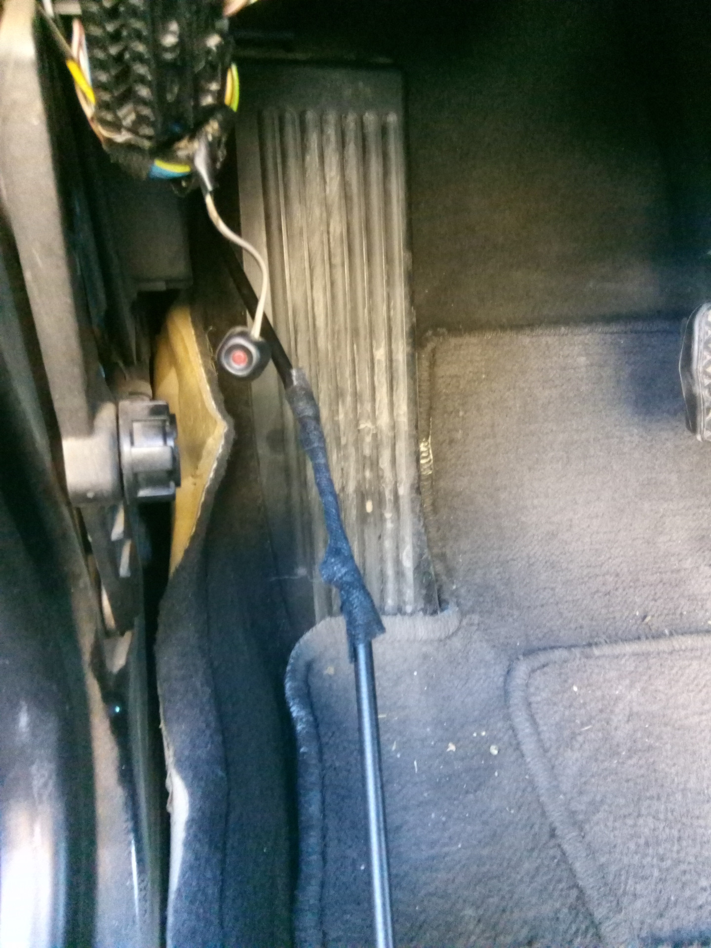 №3 Замена тросика капота — BMW 1 series (E81/E87), 1,6 л, 2008 года ...