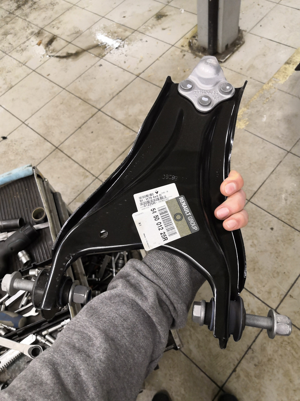 545001225R Рычаг нижний передений правый RENAULT | Запчасти на DRIVE2