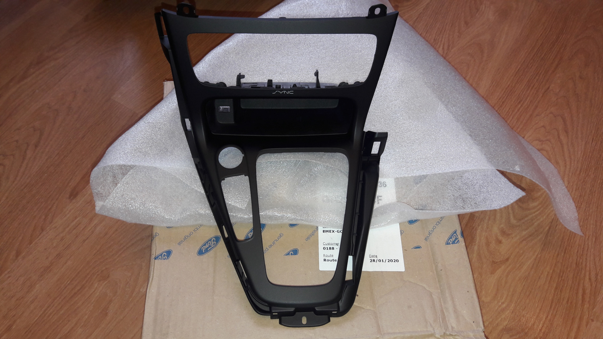 Установка панель консоли (он же подлокотник) рестайлинг — Ford Focus ...