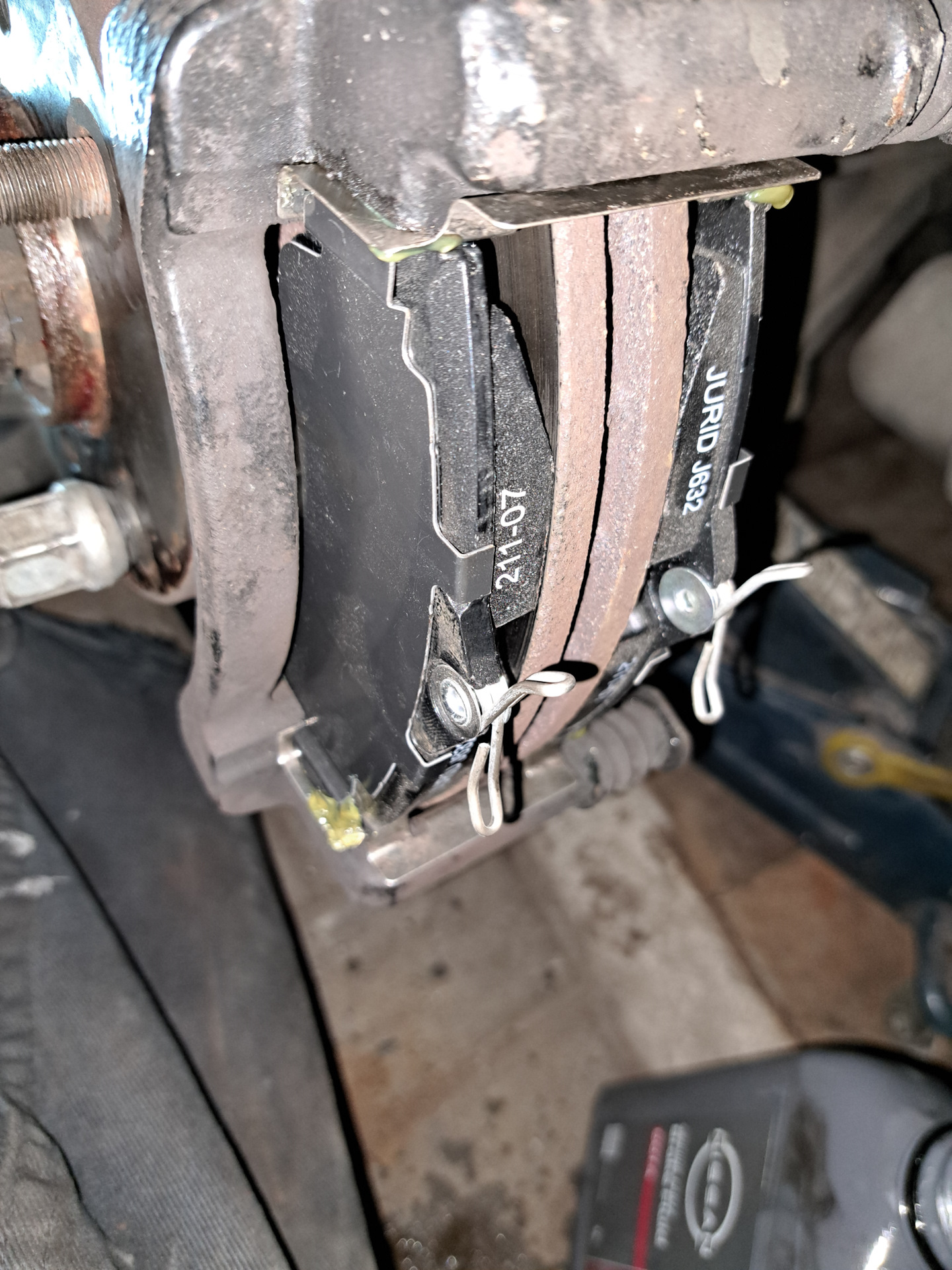 Replacement of brake pads and fluid — Nissan Primera (P11), 2 л, 1997 ...