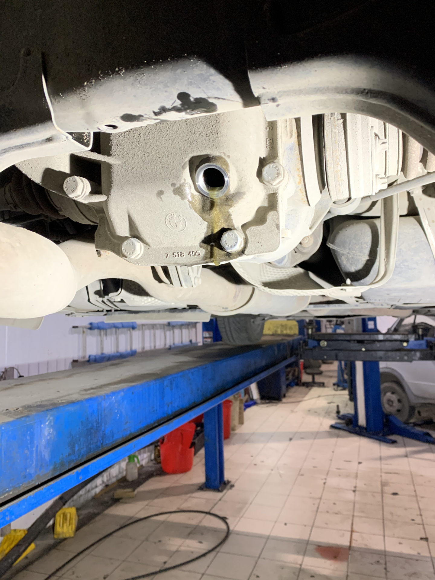 Замена масел в раздатке и заднем редукторе BMW E84 — BMW X1 (E84), 2 л ...