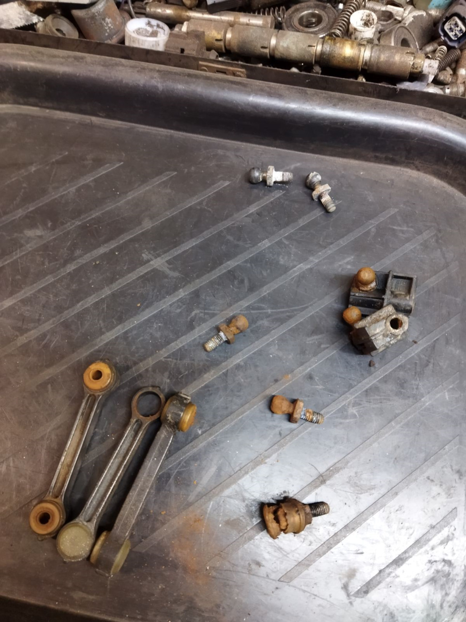 Замена задних пневмостоек, обслуживание тяг и немного по подвеске ...