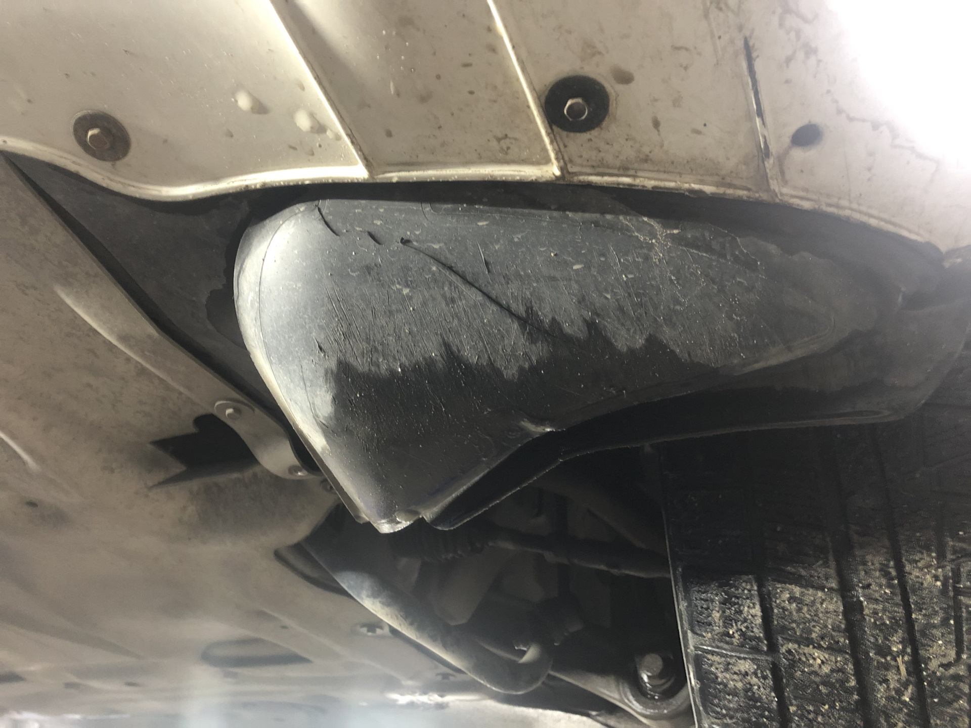 Подкрыльник или как там его — BMW 5 series (F10), 2,5 л, 2011 года ...